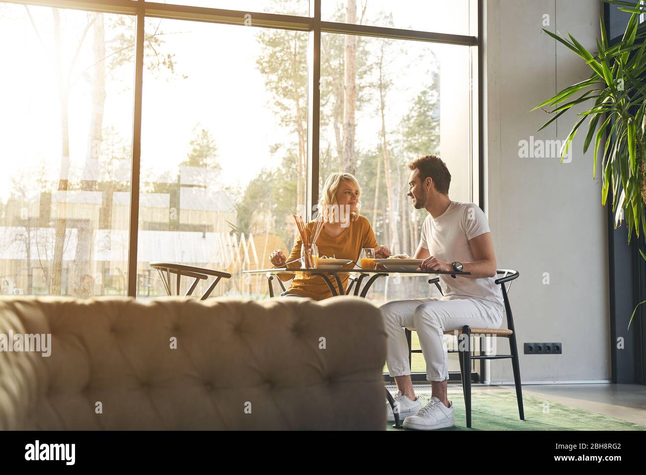 People staring at each other hi-res stock photography and images - Alamy