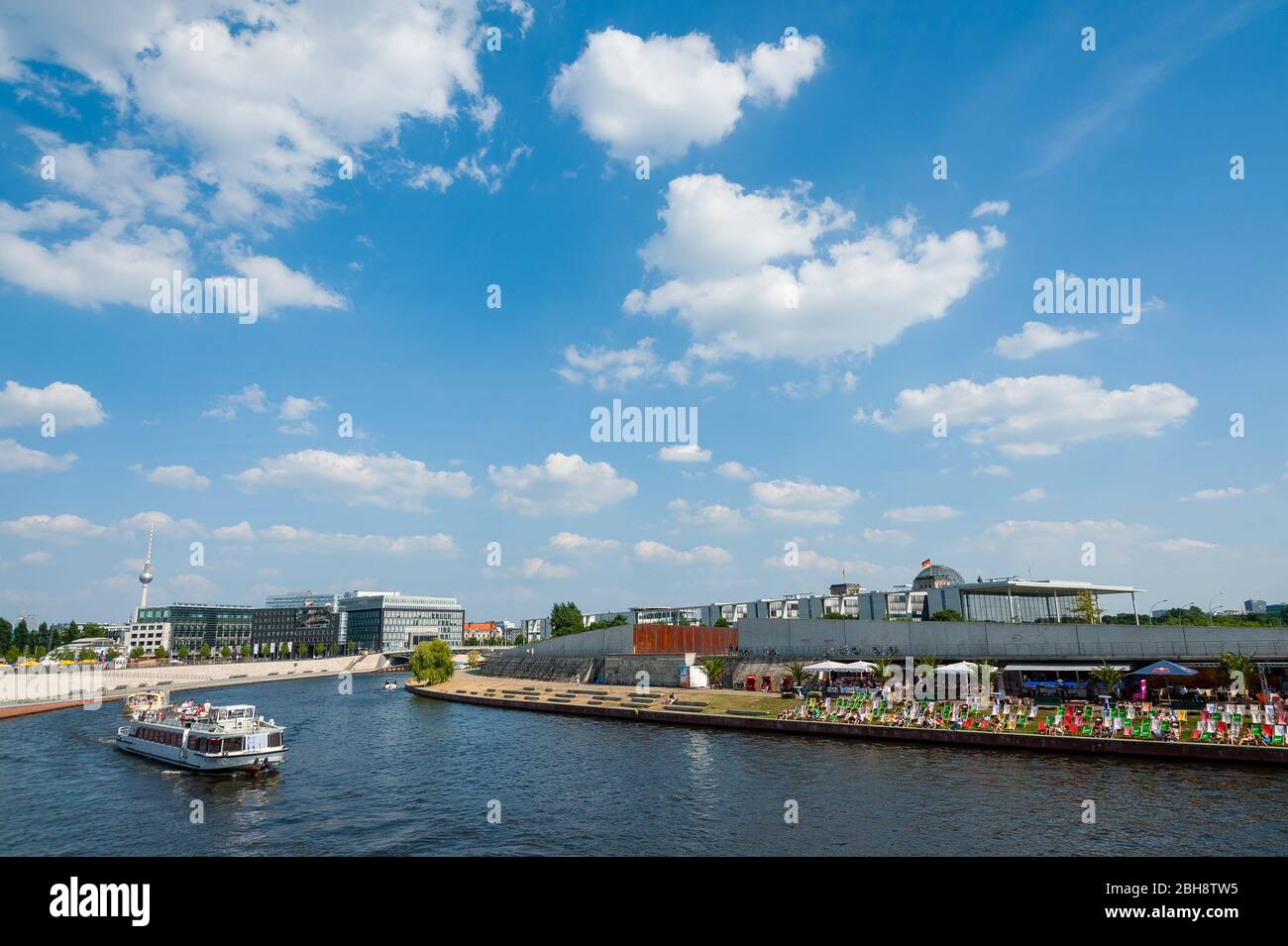 The Spree River at Spreebogenpark Stock Photo - Alamy