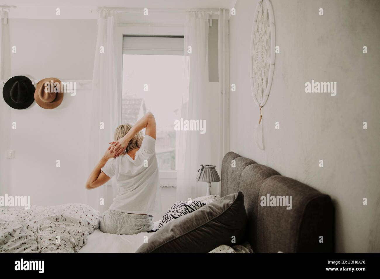 Female bed back view sitting hi-res stock photography and images - Alamy