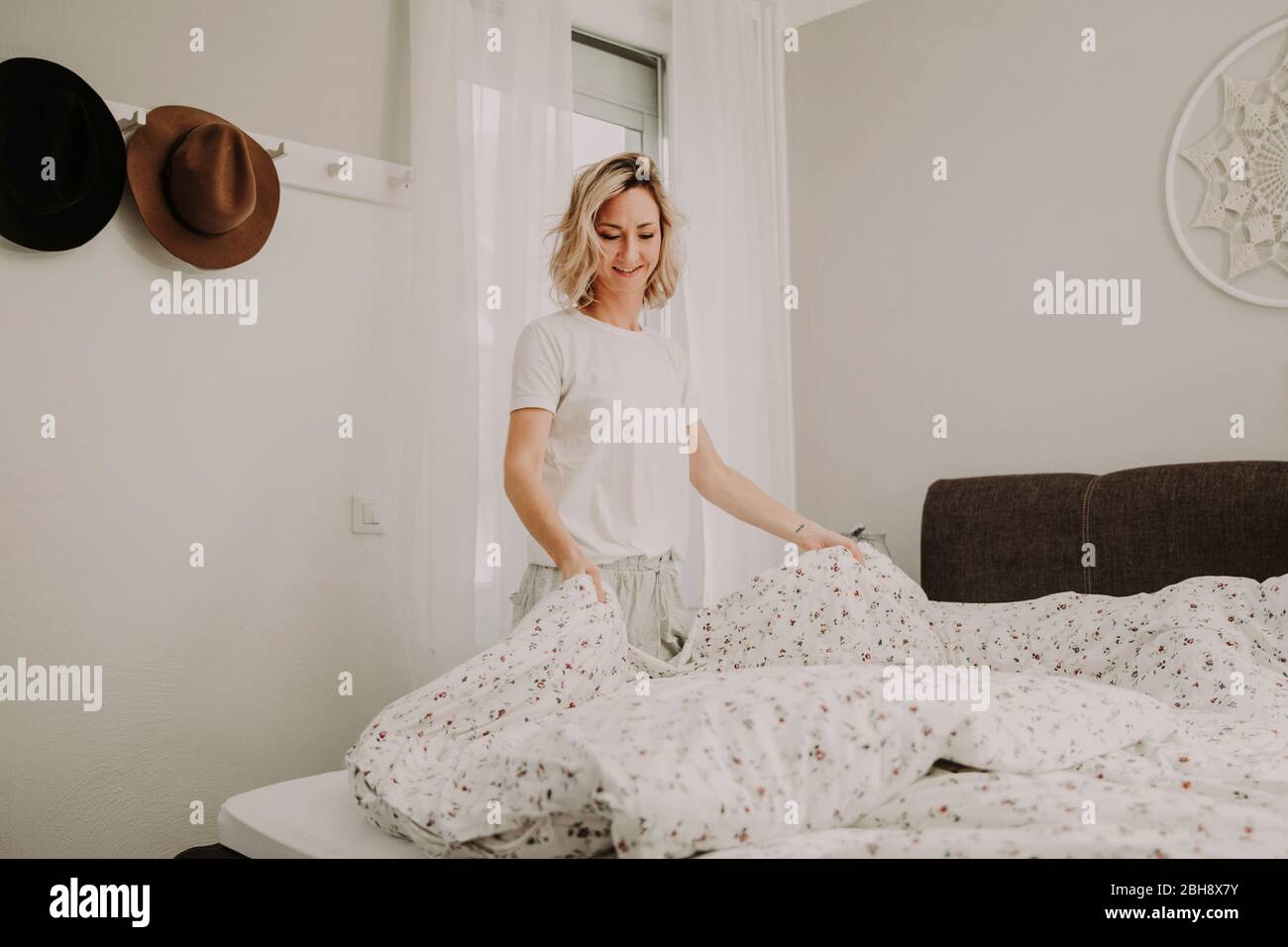 Making bed housework hi-res stock photography and images - Alamy