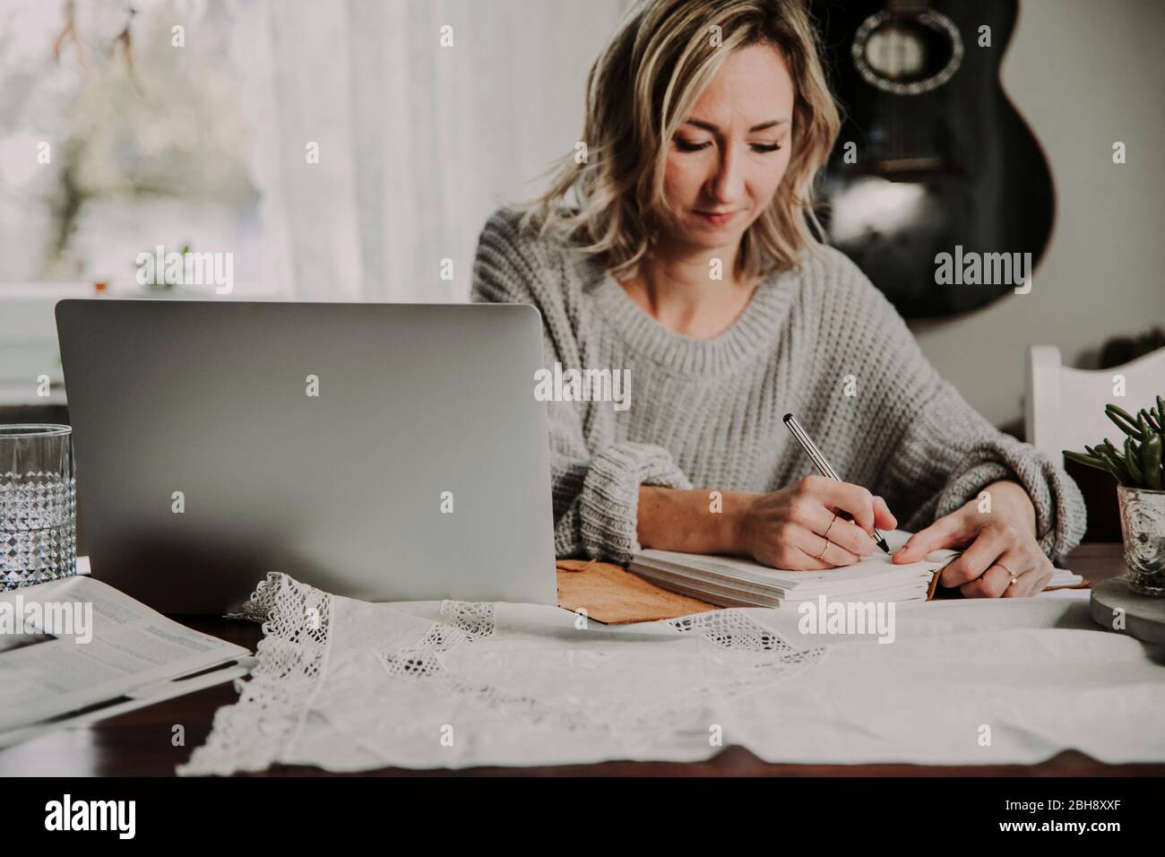 Mit notizen hi-res stock photography and images - Alamy