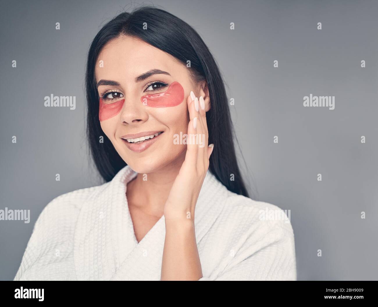 Girl moisturizing her skin under the eyes Stock Photo - Alamy