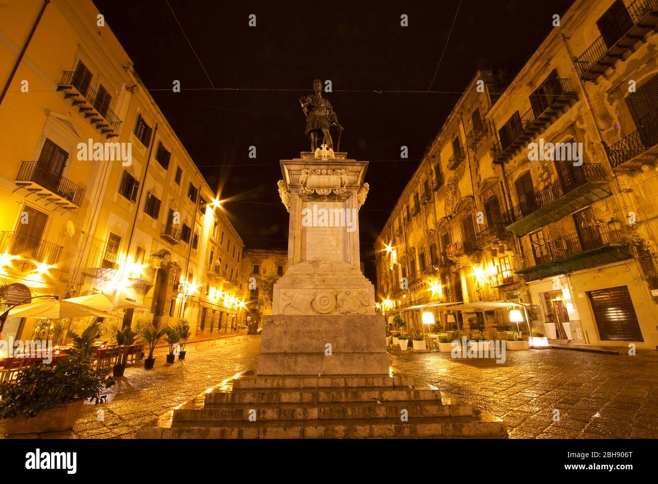 Palermo, old town, Piazza Bologni at night, statue of Charles V Stock ...