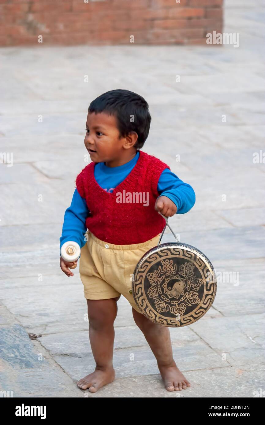 young boy and a Buddhist gong Stock Photo - Alamy