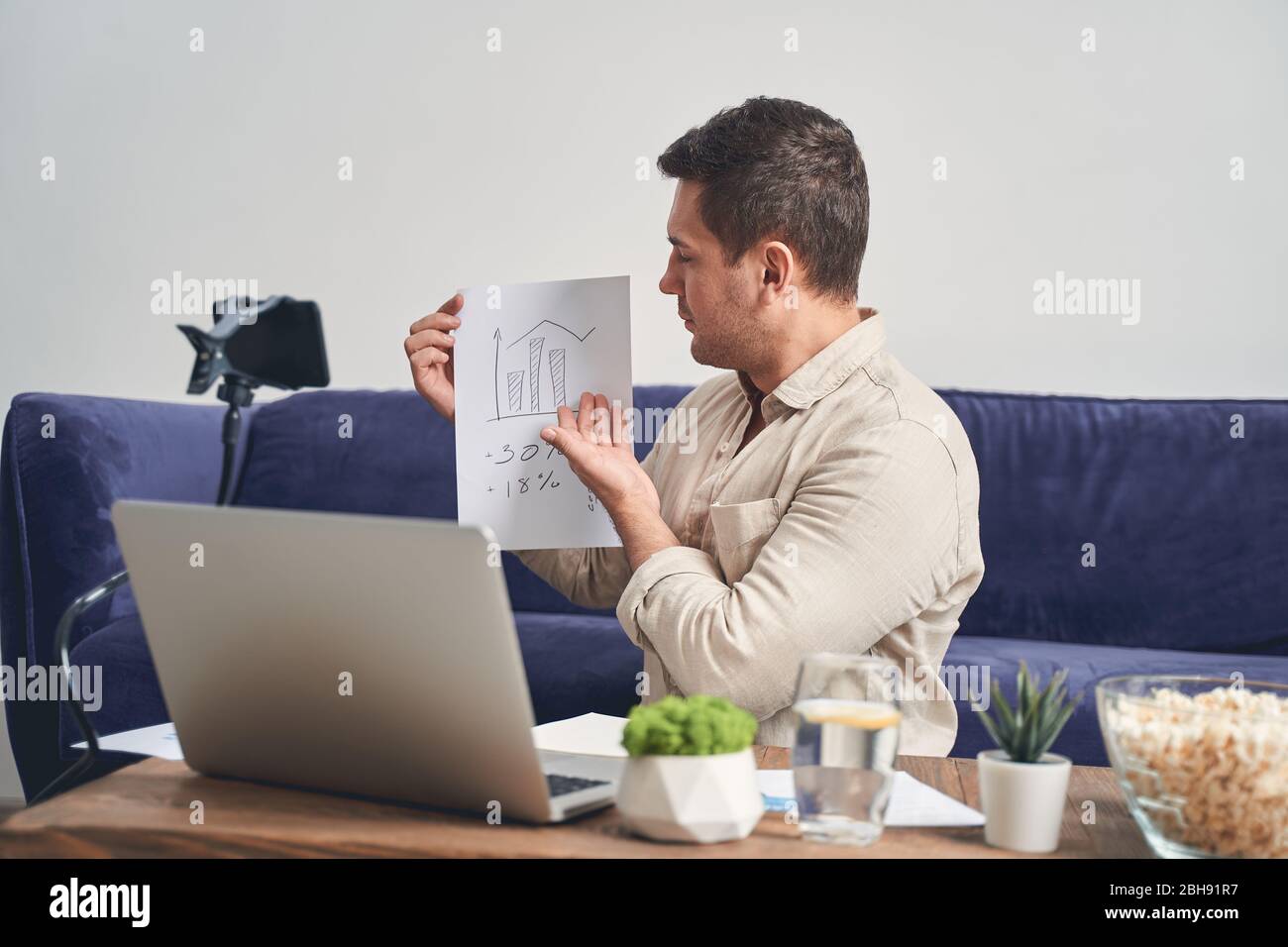 Live streaming to audience hi-res stock photography and images - Alamy