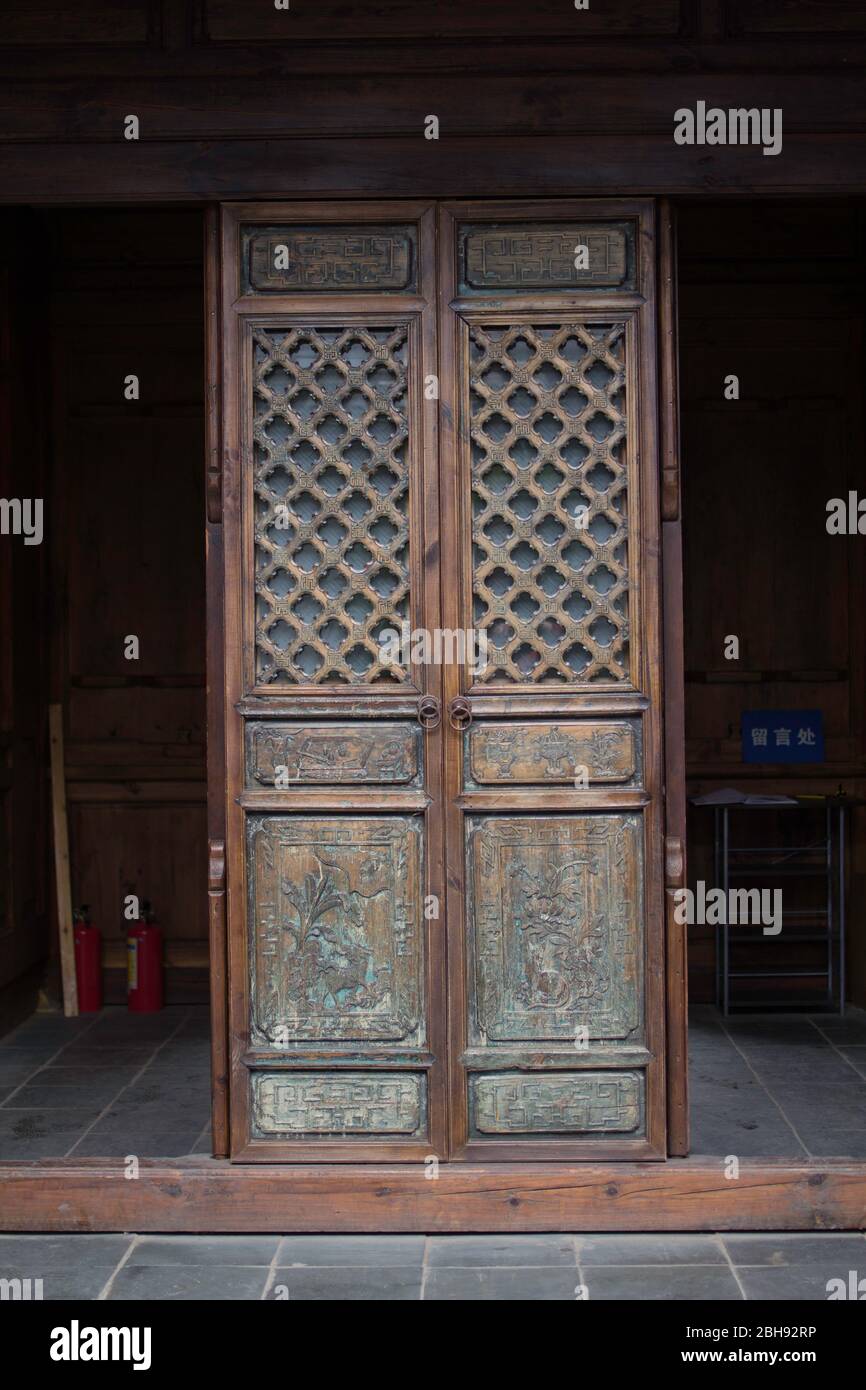 Wood Gate in a traditional chinese courtyard Stock Photo - Alamy