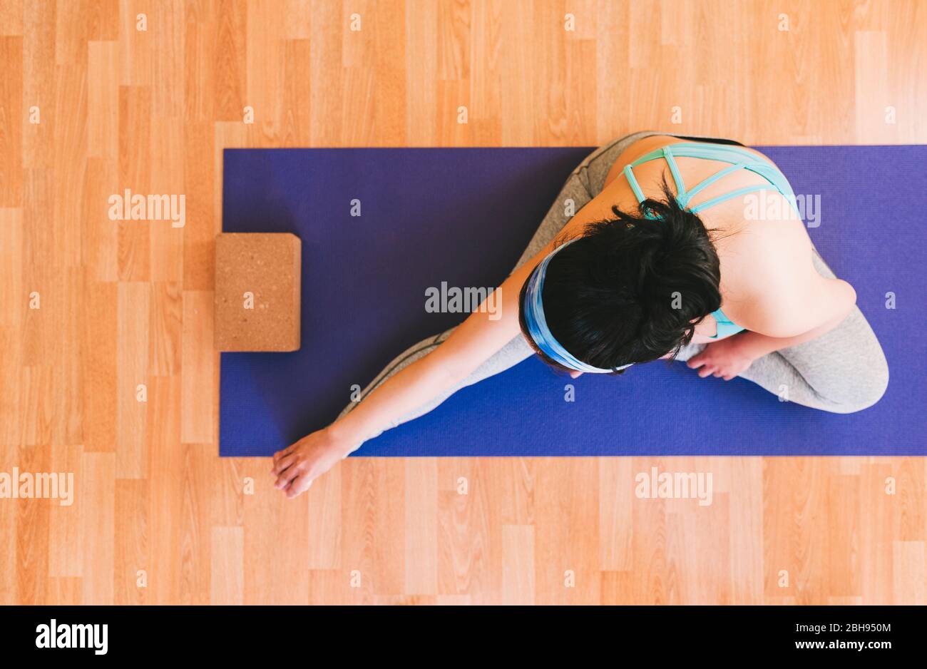 Pregnant woman stretching right leg hi-res stock photography and images ...