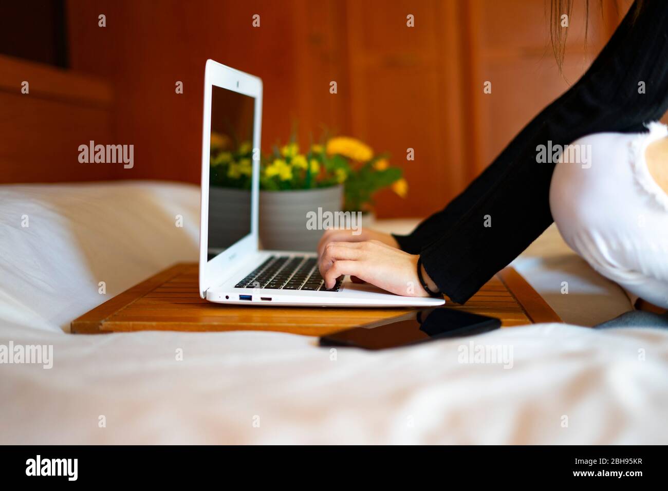 Working in bed hi-res stock photography and images - Alamy