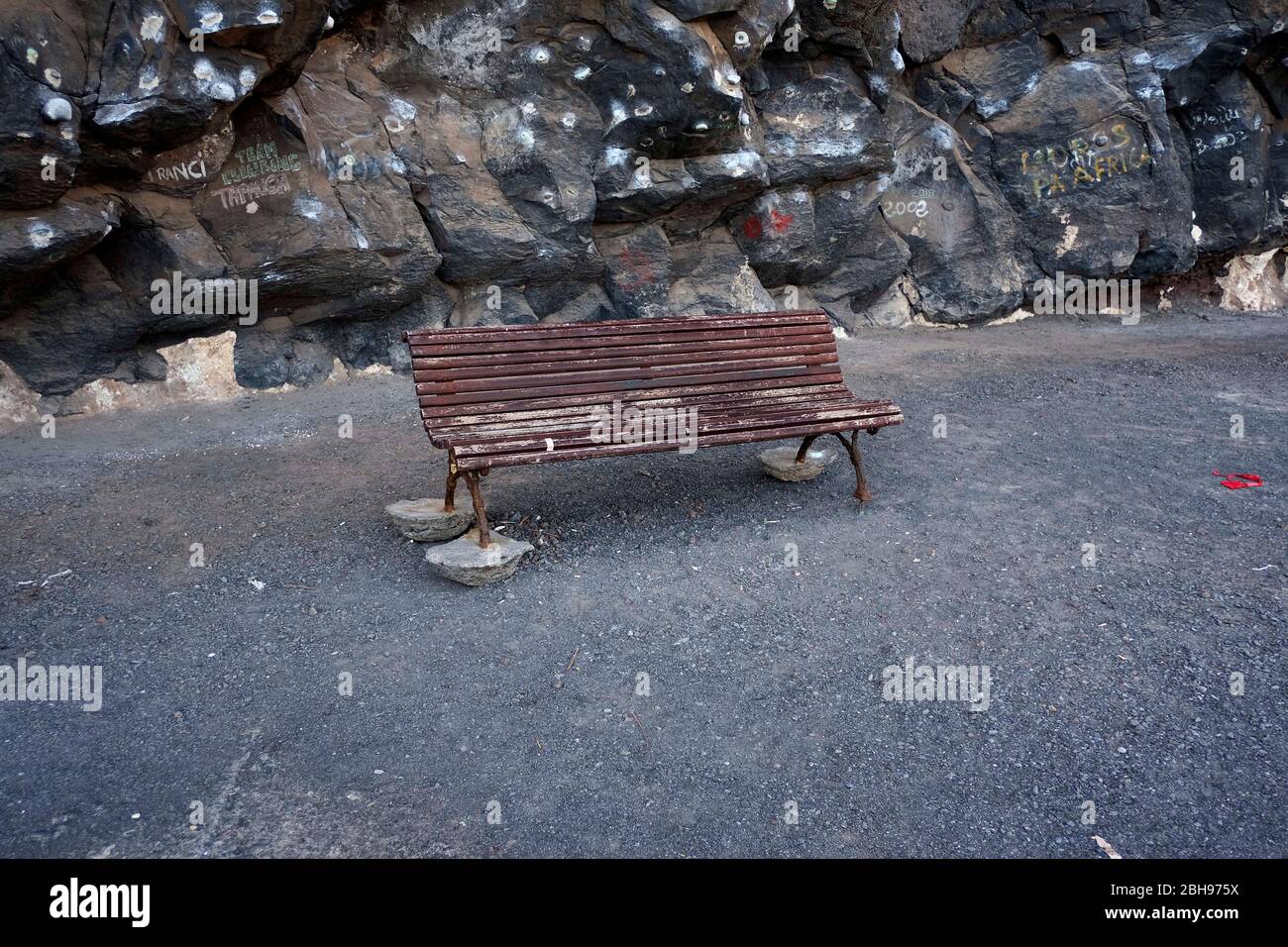 Bench in front of rock face hi-res stock photography and images - Alamy