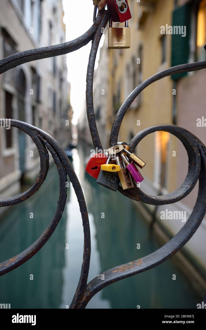 Love locks on bridge railing over canal in venice hi-res stock ...