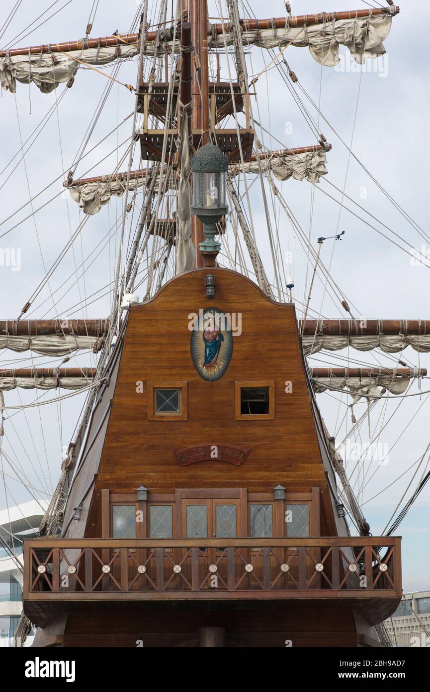 17th century cannon galleon hi-res stock photography and images - Alamy