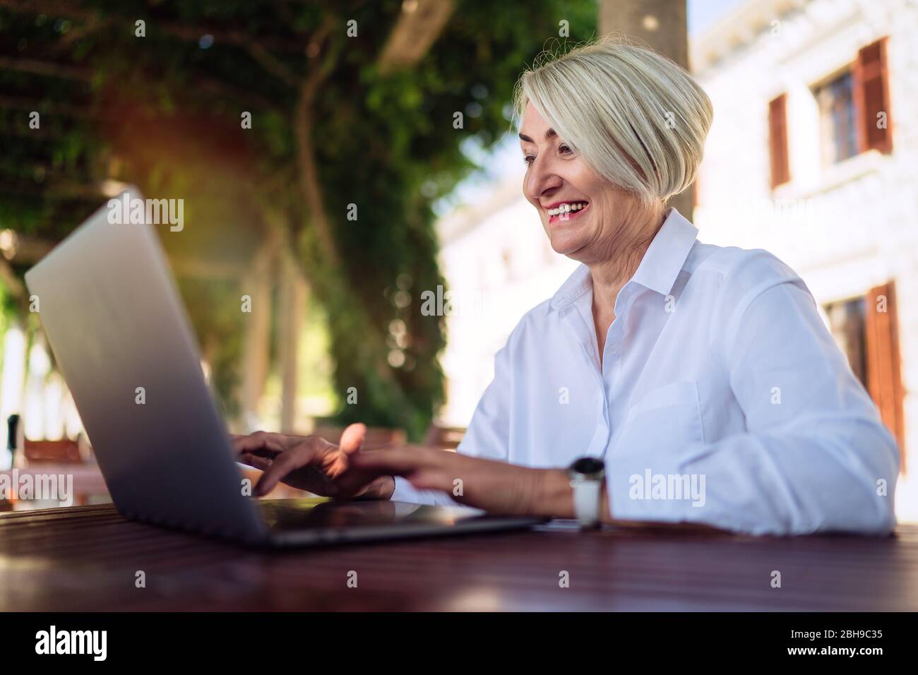 Download app text hi-res stock photography and images - Alamy