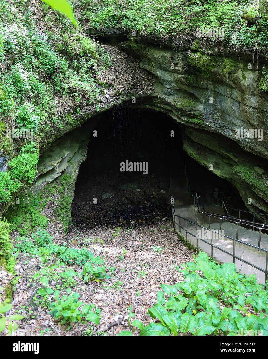 Worlds longest known cave system hi-res stock photography and images ...