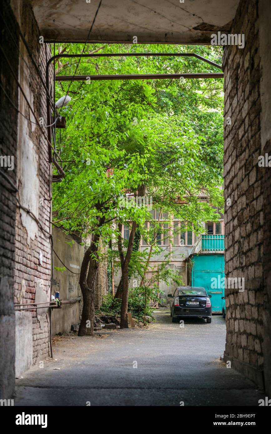 Old town tbilisi courtyard hi-res stock photography and images - Alamy