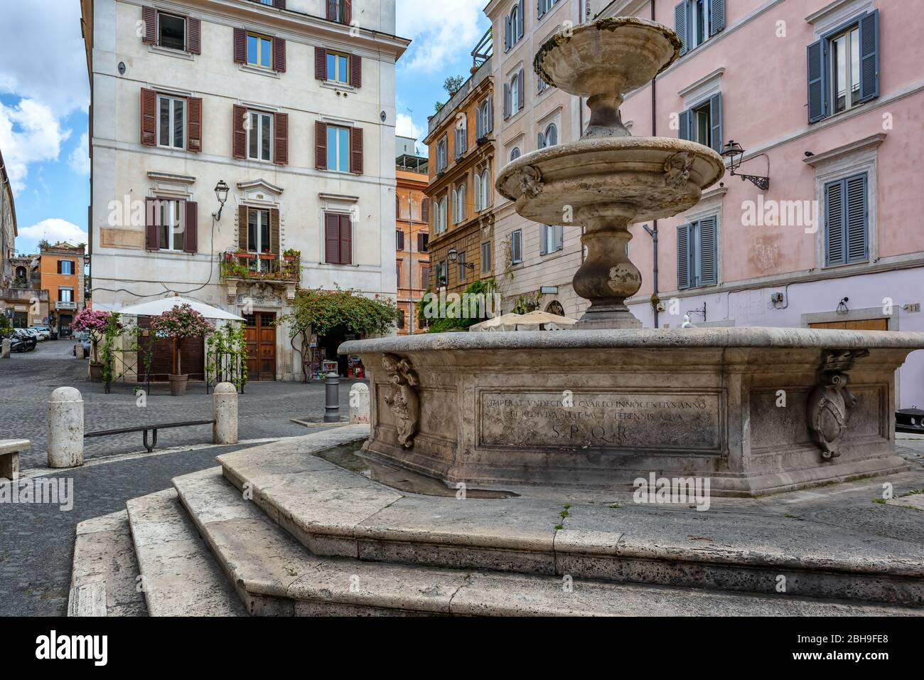 Piazza madonna dei monti rome hi-res stock photography and images - Alamy