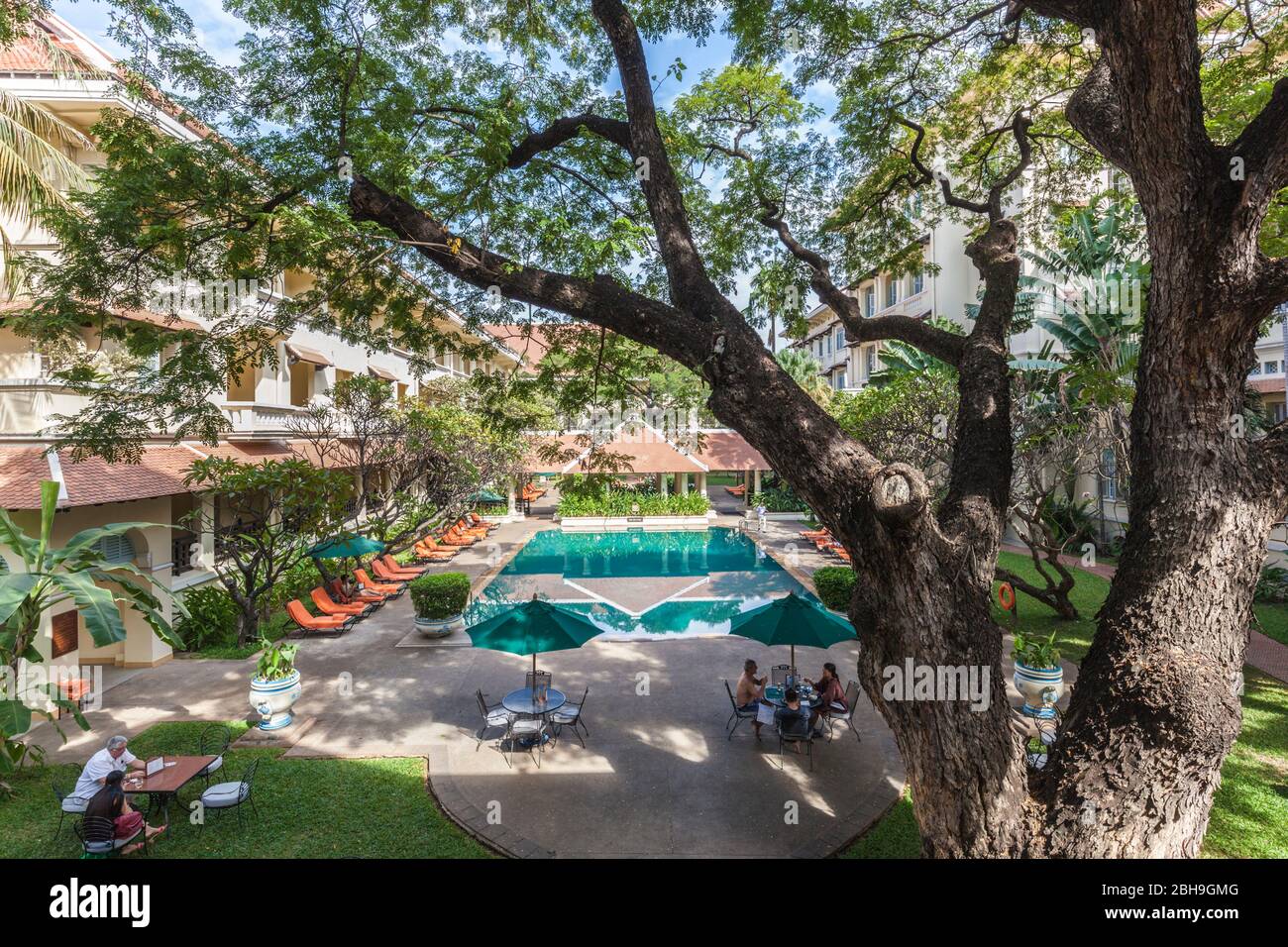 Cambodia, Phnom Penh, Raffles Hotel Le Royal, swimming pool Stock Photo ...