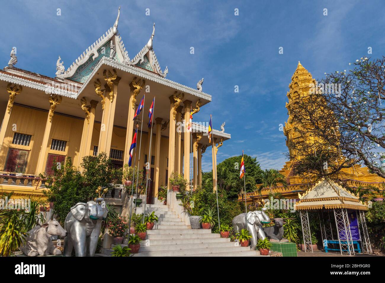 Cambodia, Phnom Penh, Wat Ounalom Stock Photo - Alamy