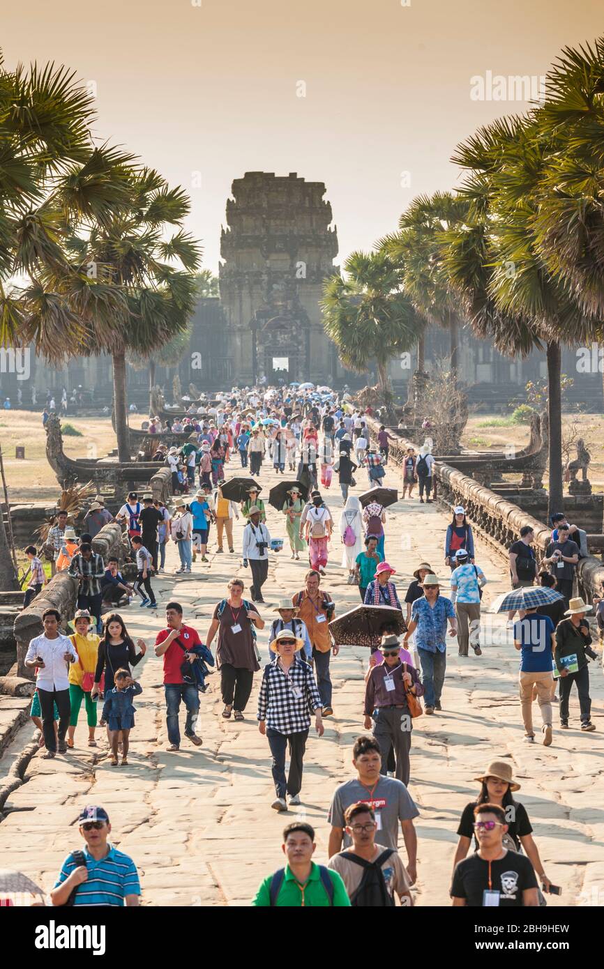 Cambodia, Angkor, Angkor Wat, visitors on the main walkway Stock Photo ...