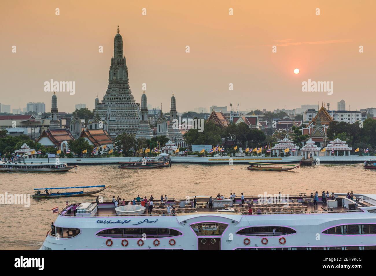 Thailand, Bangkok, Thonburi Area, Wat Arun, Temple of the Dawn, sunset ...
