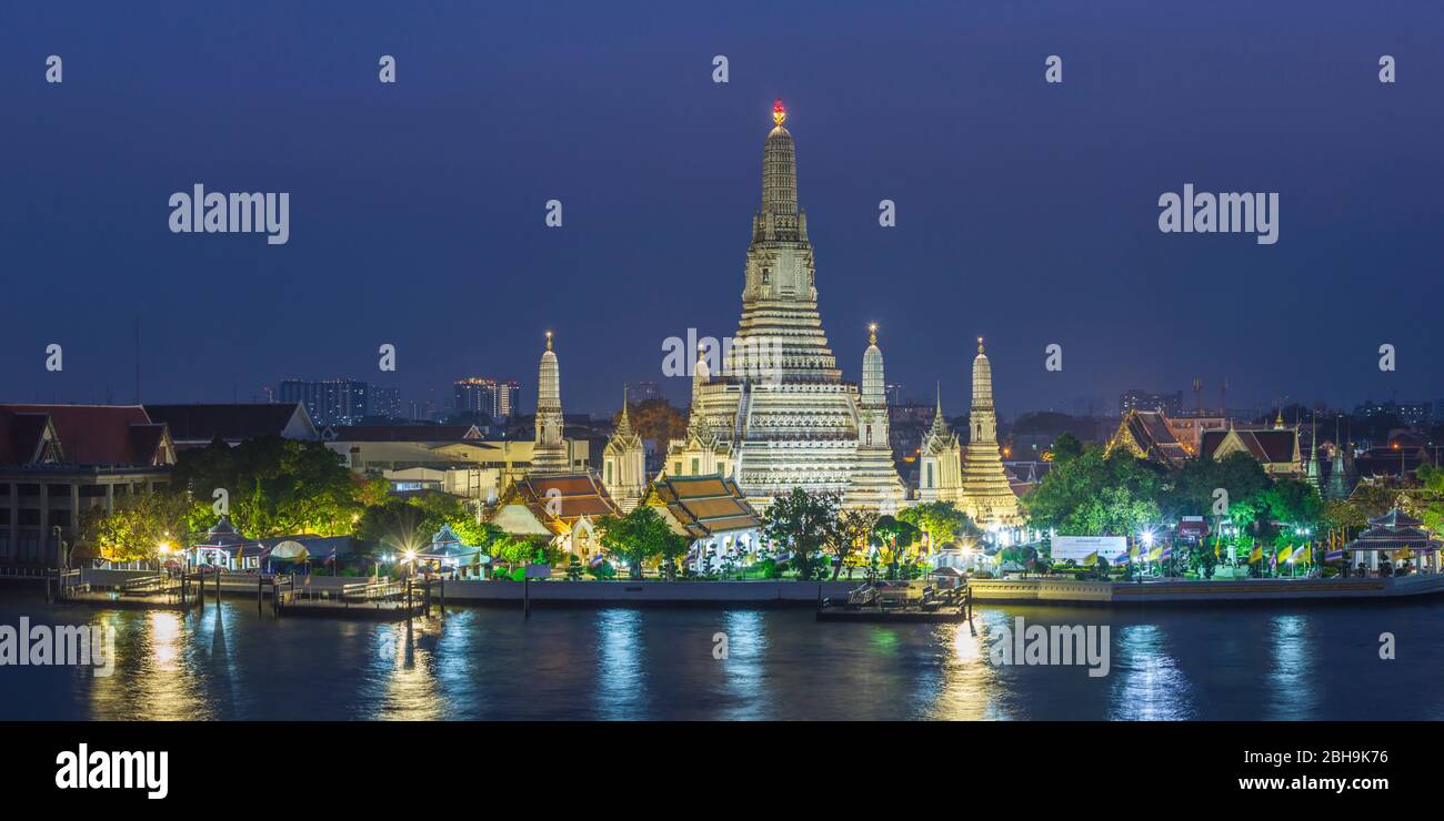 Thailand, Bangkok, Thonburi Area, Wat Arun, Temple of the Dawn, dusk ...