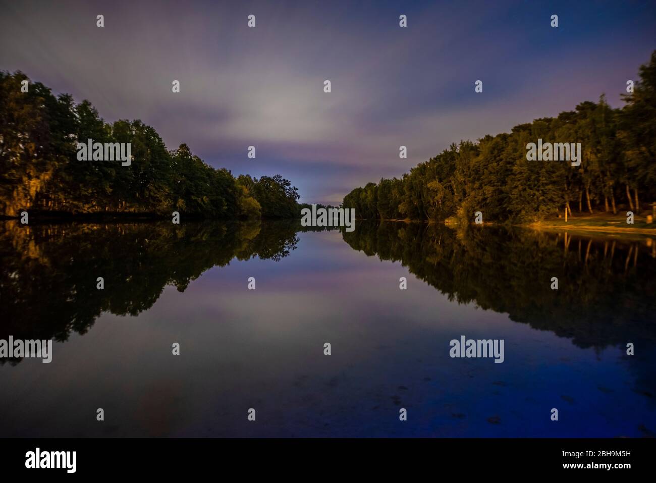 Lake at night hi-res stock photography and images - Alamy