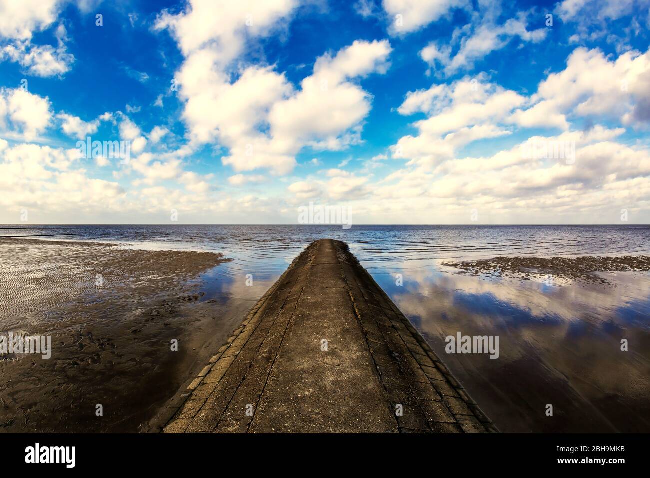 Flats overlooking ground hi-res stock photography and images - Alamy
