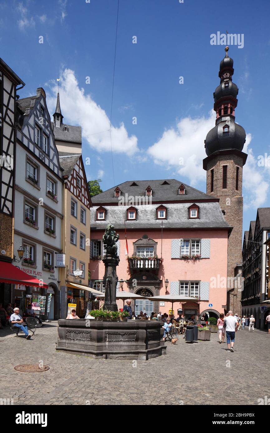 Market place with parish church sankt martin hi-res stock photography ...