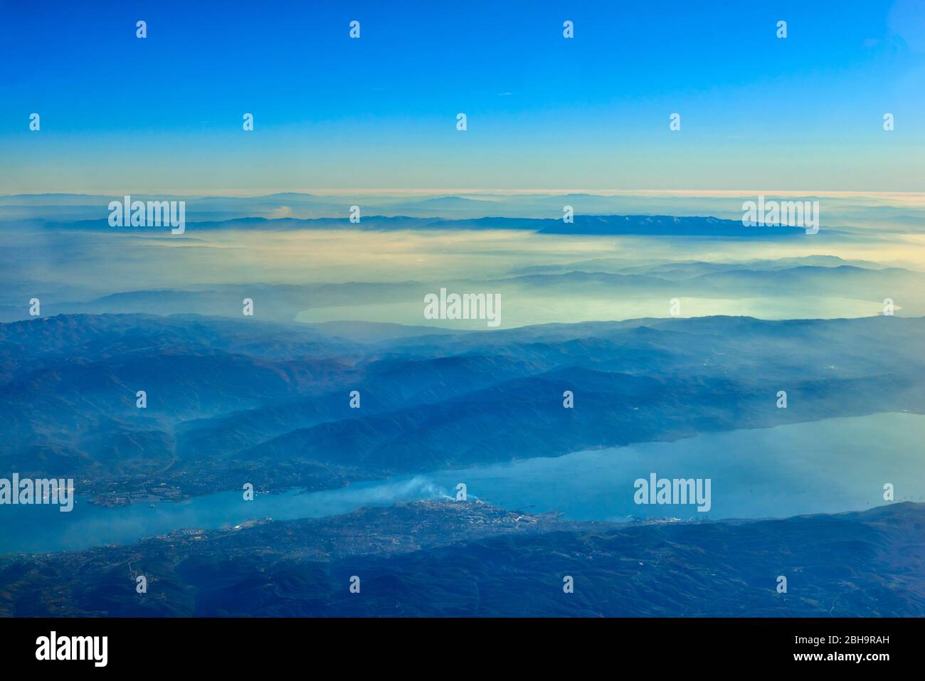 Above mountains hi-res stock photography and images - Alamy