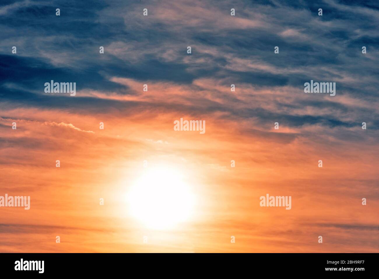 Bright sun behind it hi-res stock photography and images - Alamy