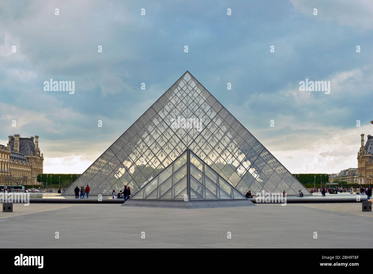 The large Glass Pyramid at The Louvre Museum, Paris, France Stock Photo ...