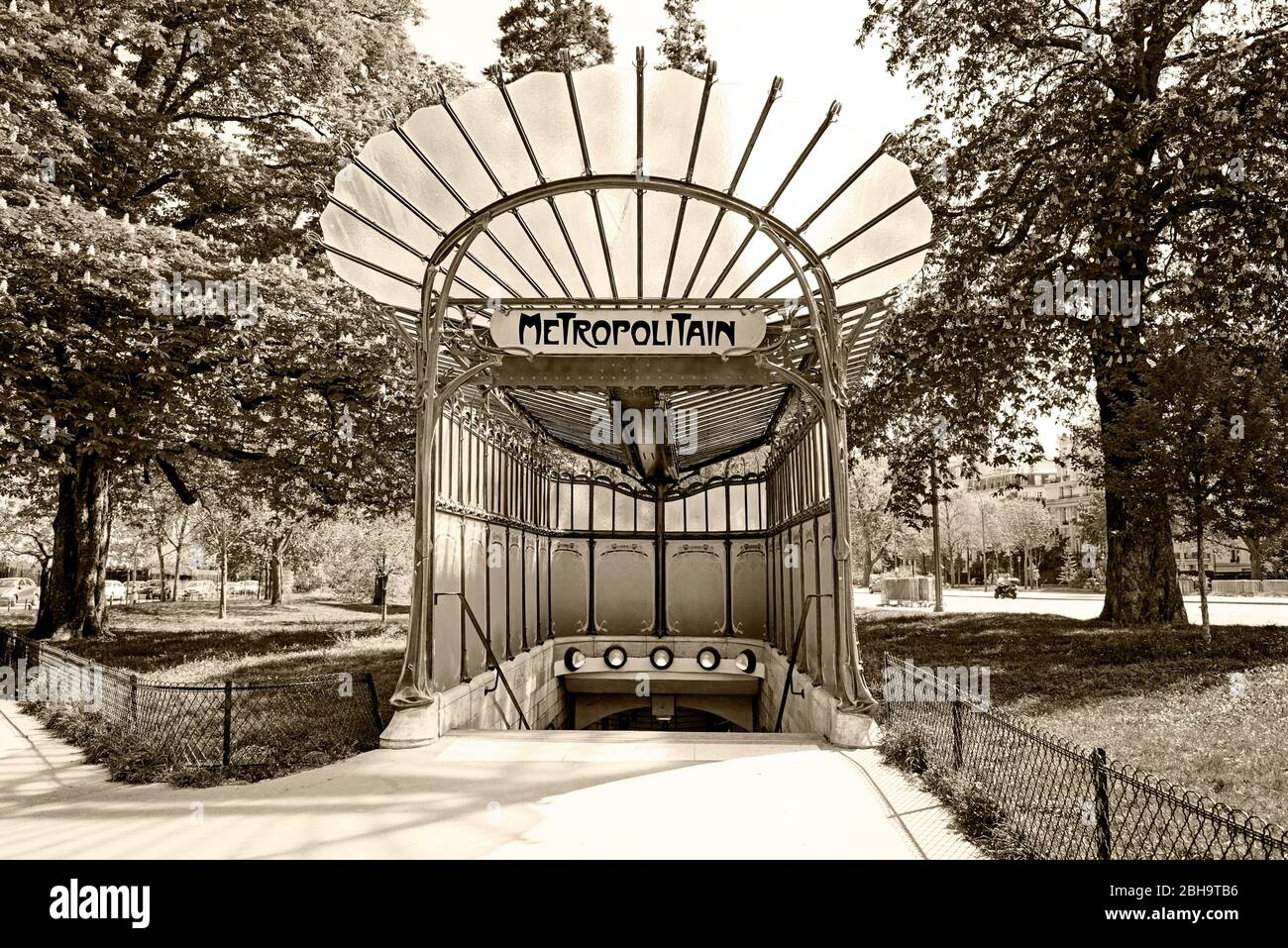 Porte Dauphine, Art Nouveau metro station Paris Stock Photo - Alamy