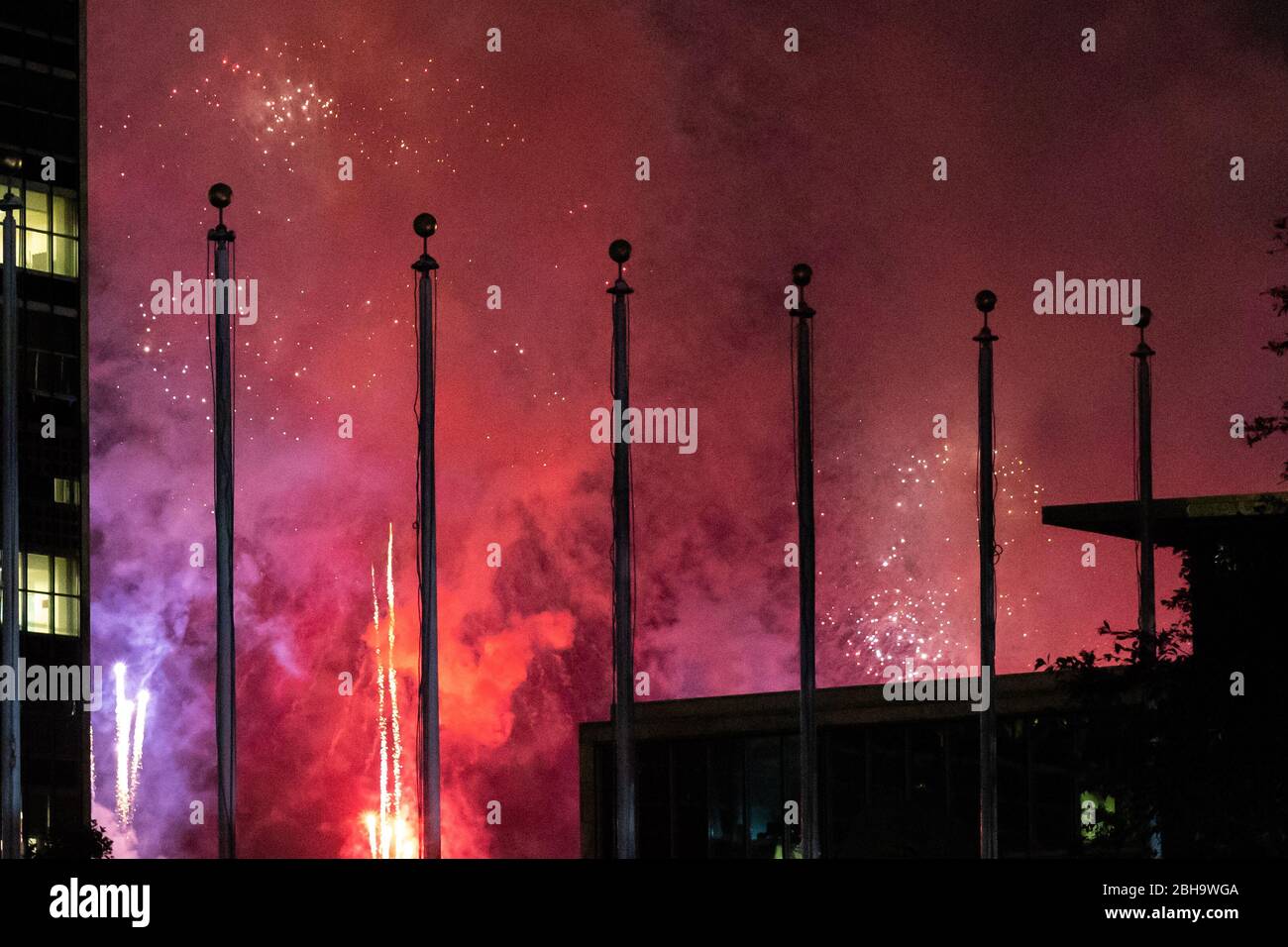 4th of July Fireworks next to the UN building in Manhattan, New York ...