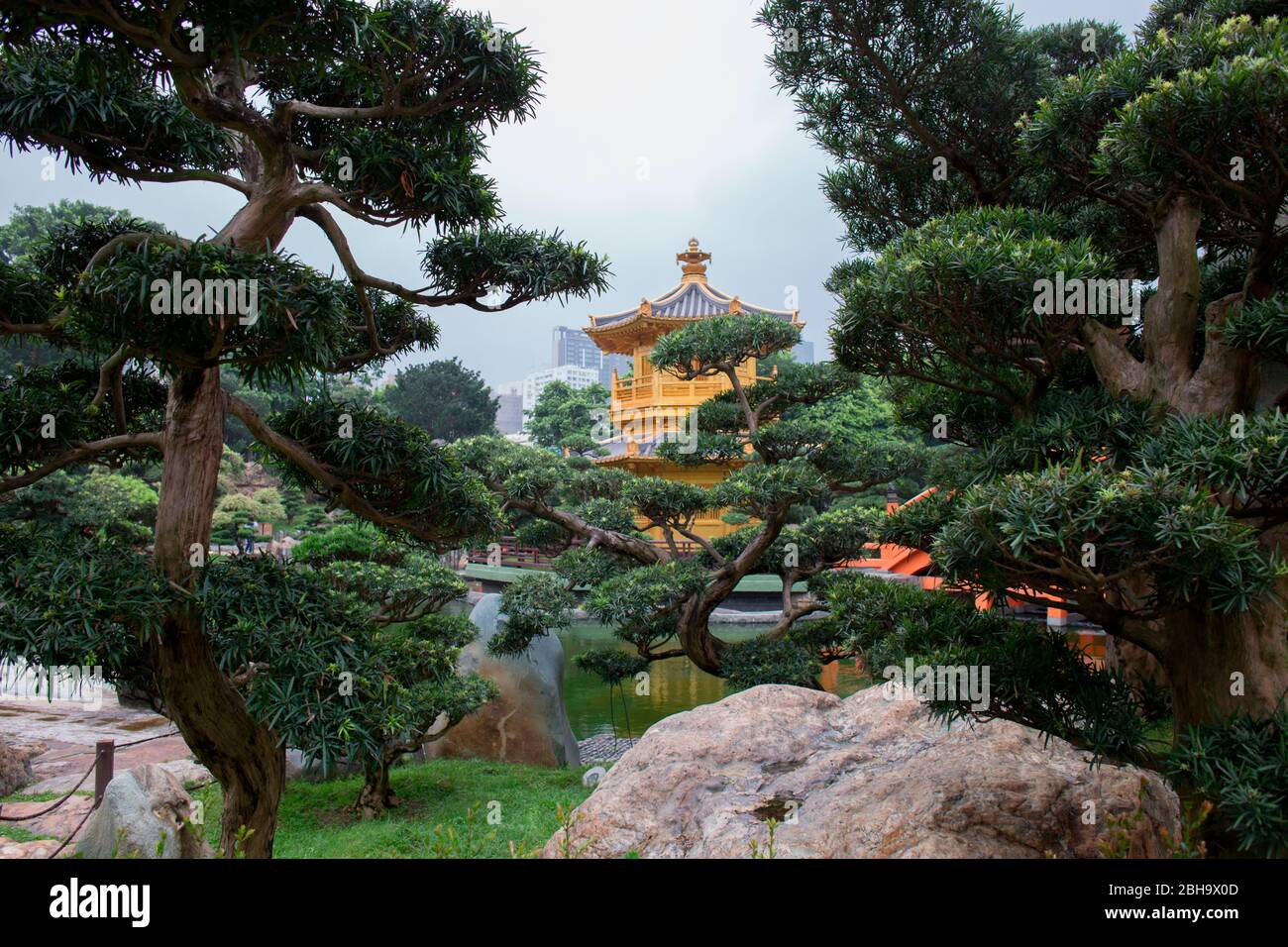 Golden temple diamond hill kowloon hi-res stock photography and images ...
