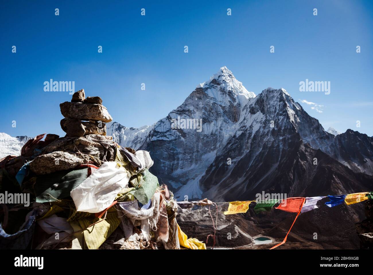Cairn with prayer flags in the background Ama Dablam Stock Photo - Alamy