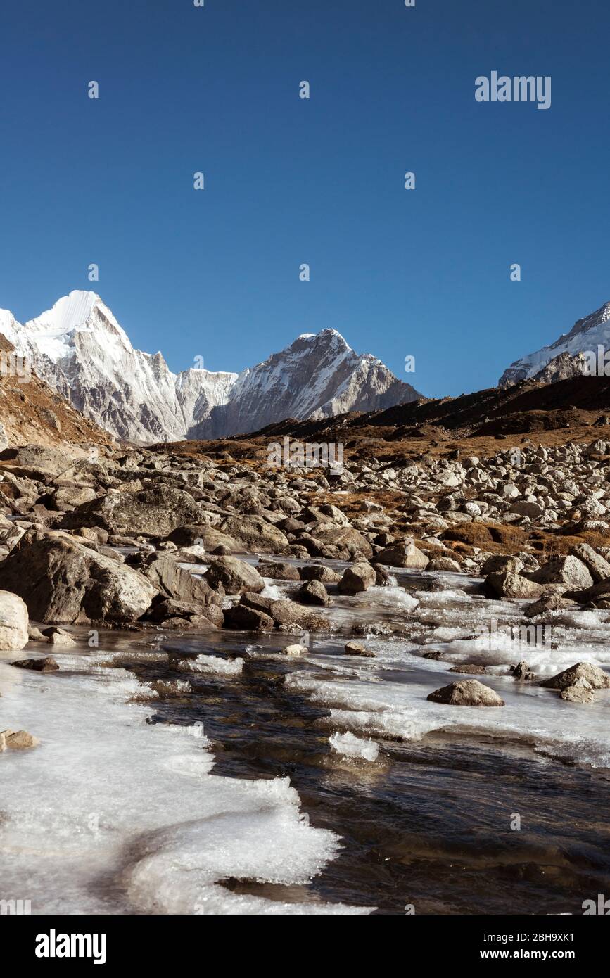 Mount lobuche hi-res stock photography and images - Alamy