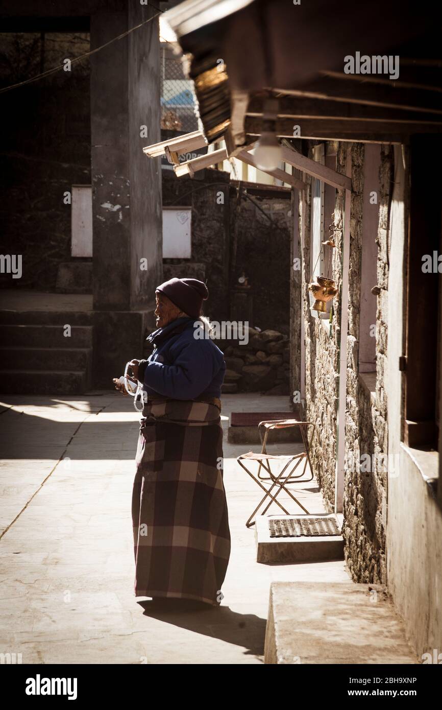 Old woman is at the doorstep Stock Photo - Alamy