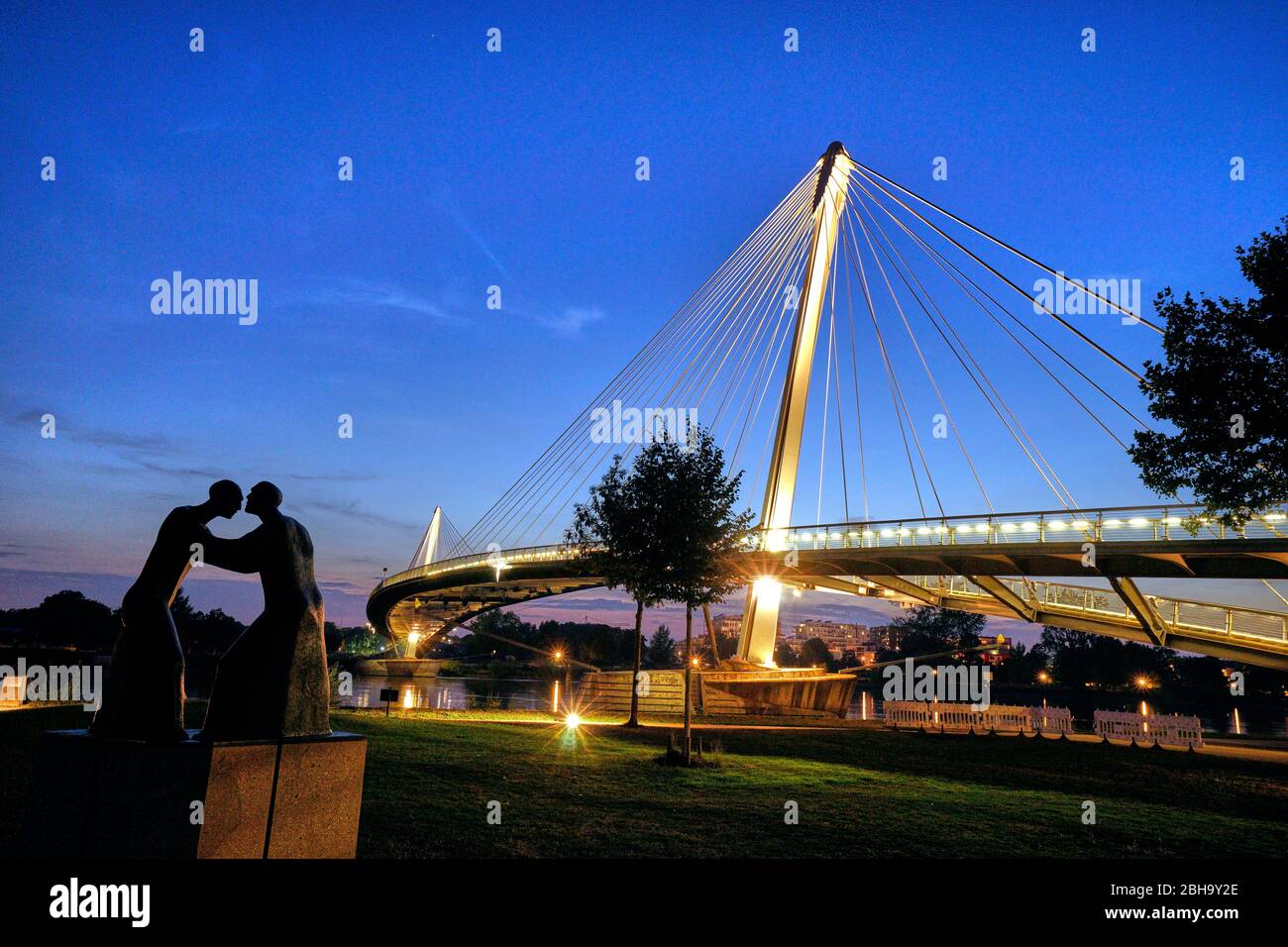 Slanted rope bridge hi-res stock photography and images - Alamy