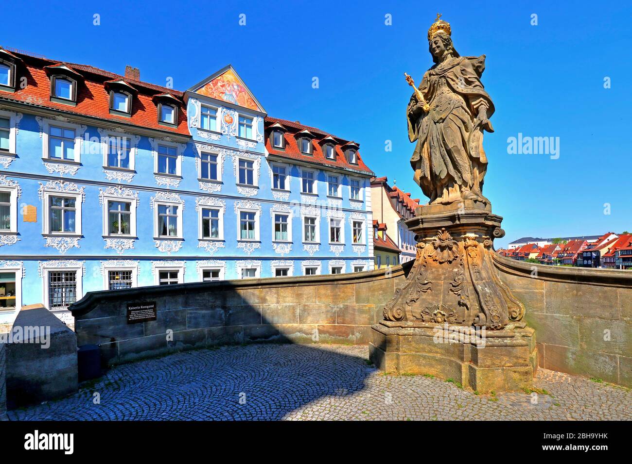 Lower Regnitz bridge with bridge sculpture and blue house, old town ...
