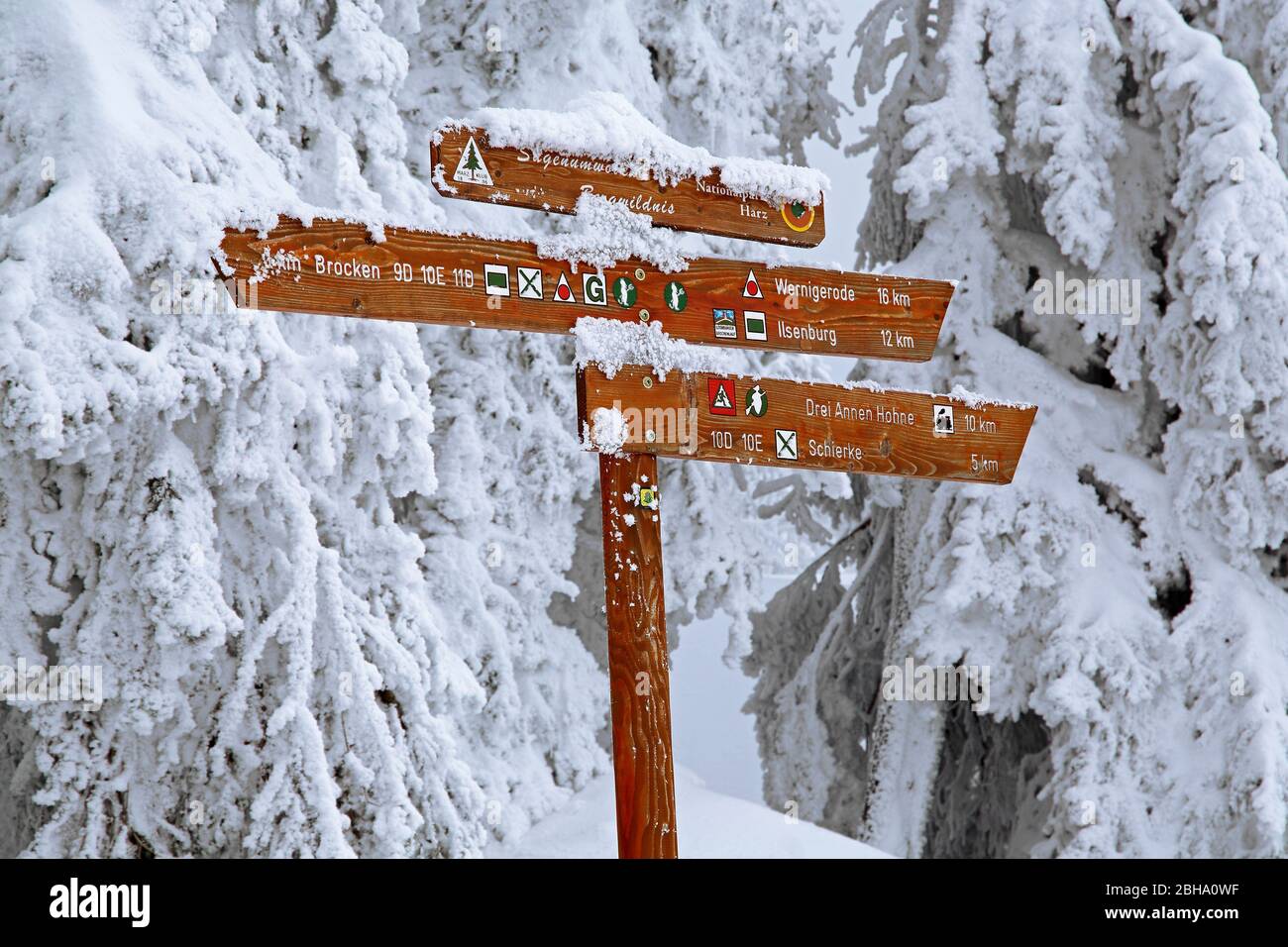 Hiking trail signs hi-res stock photography and images - Alamy