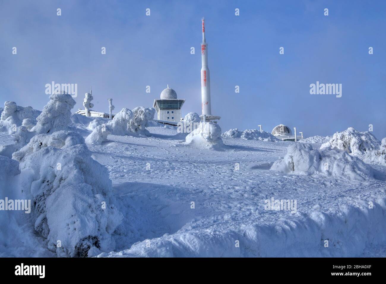 Winter landscape with summit house and radio mast, am Brocken ...