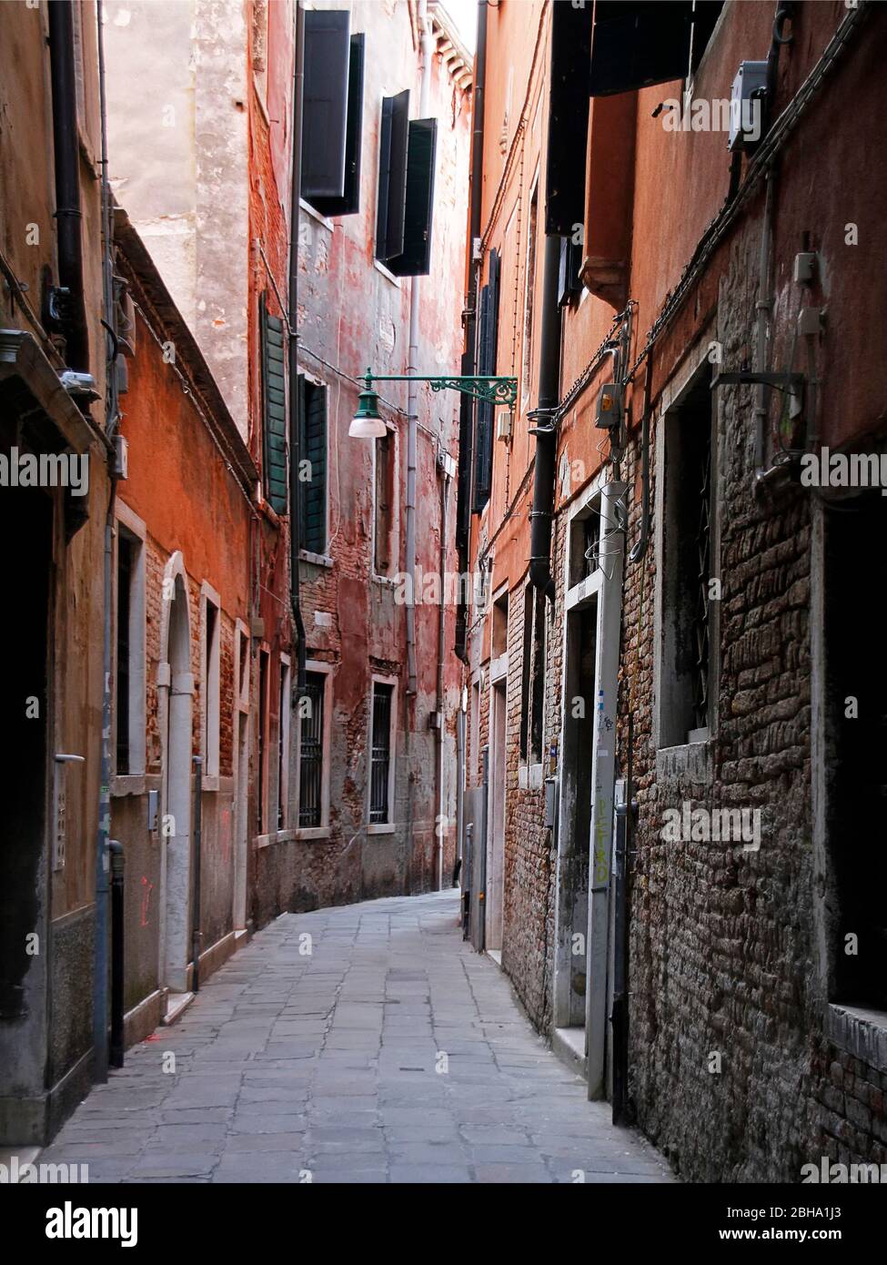 Narrow alley in Venice, Italy Stock Photo - Alamy
