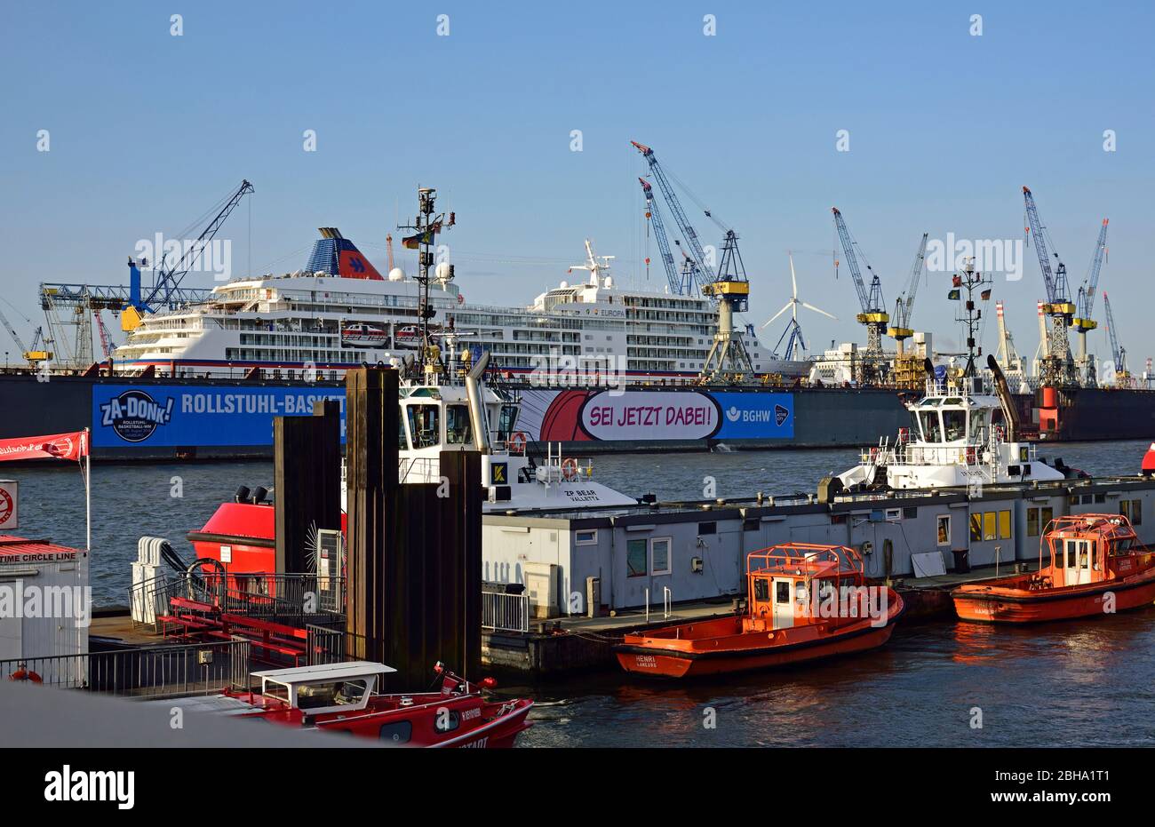 Floating dock hi-res stock photography and images - Alamy