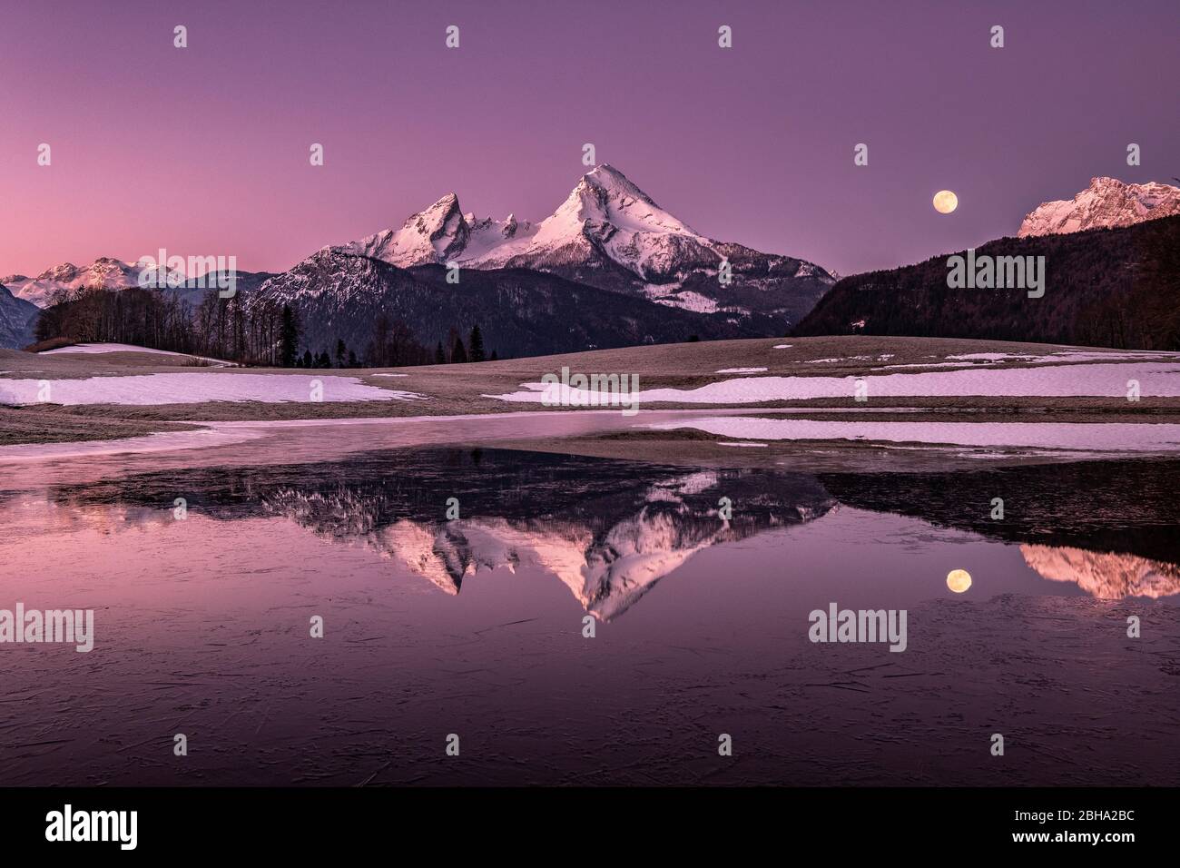 Moon reflection lake hi-res stock photography and images - Alamy