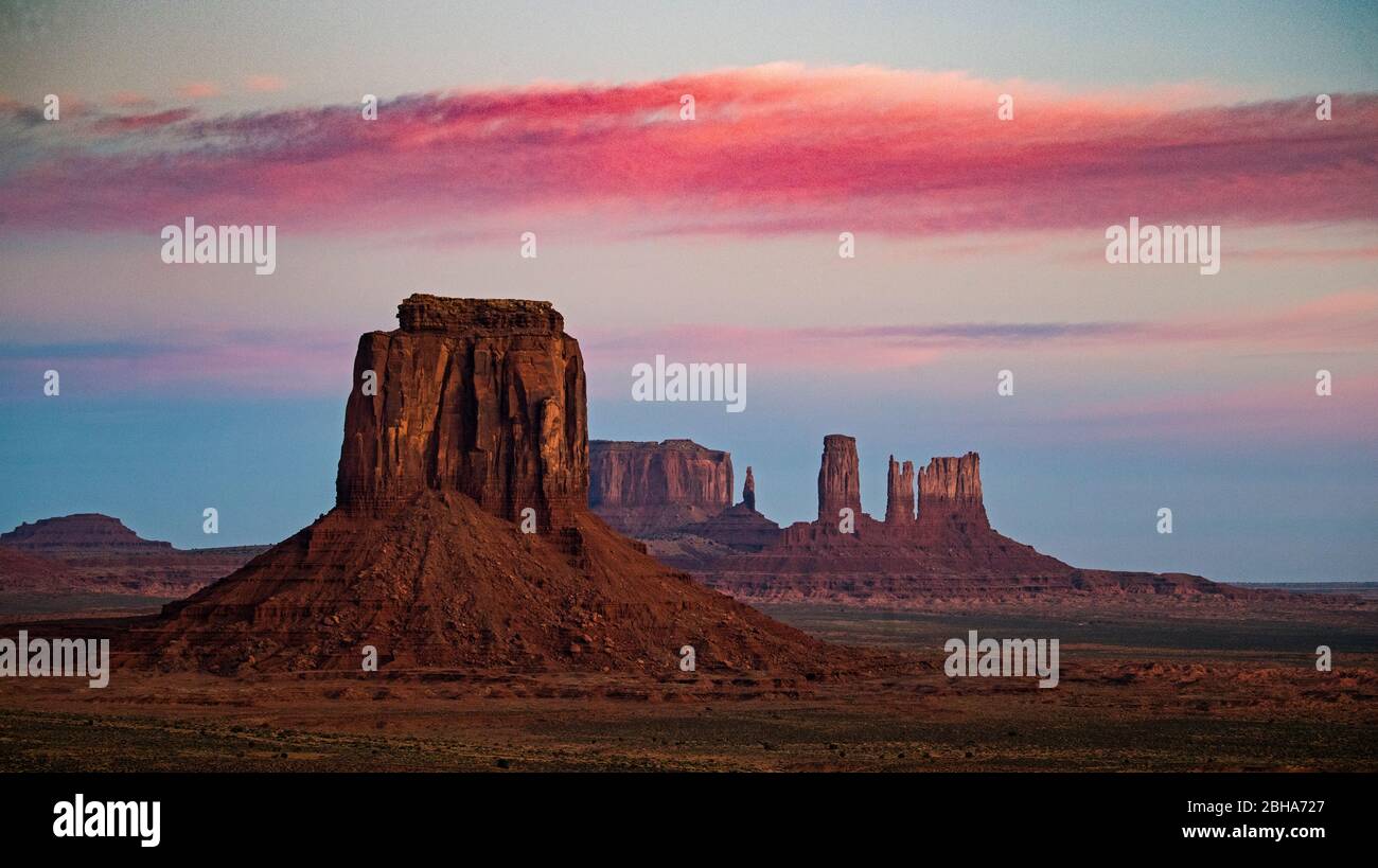 Desert landscape with butte rock formations, Monument Valley, Utah, USA ...