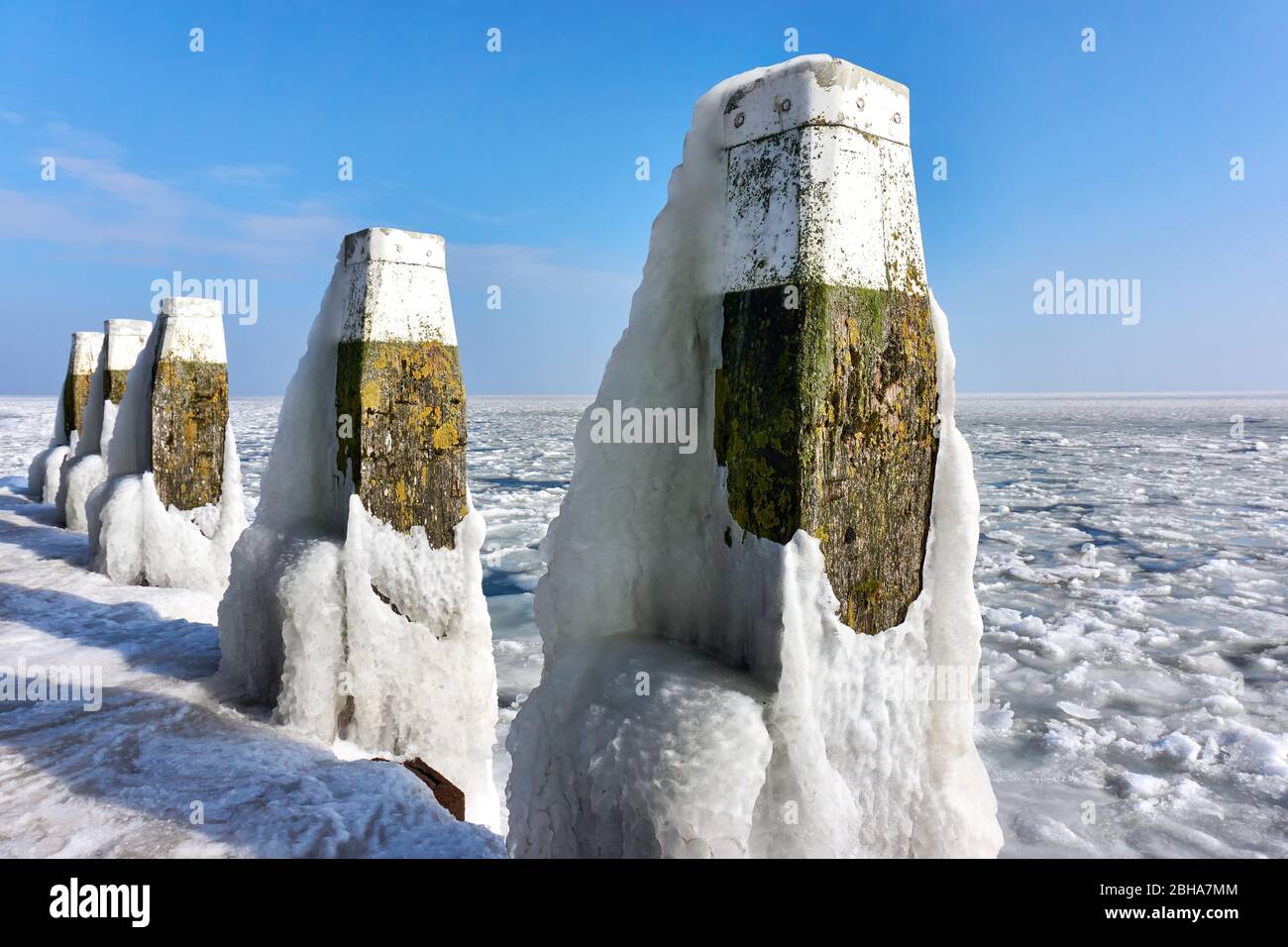 Wooden Bollard High Resolution Stock Photography and Images - Alamy