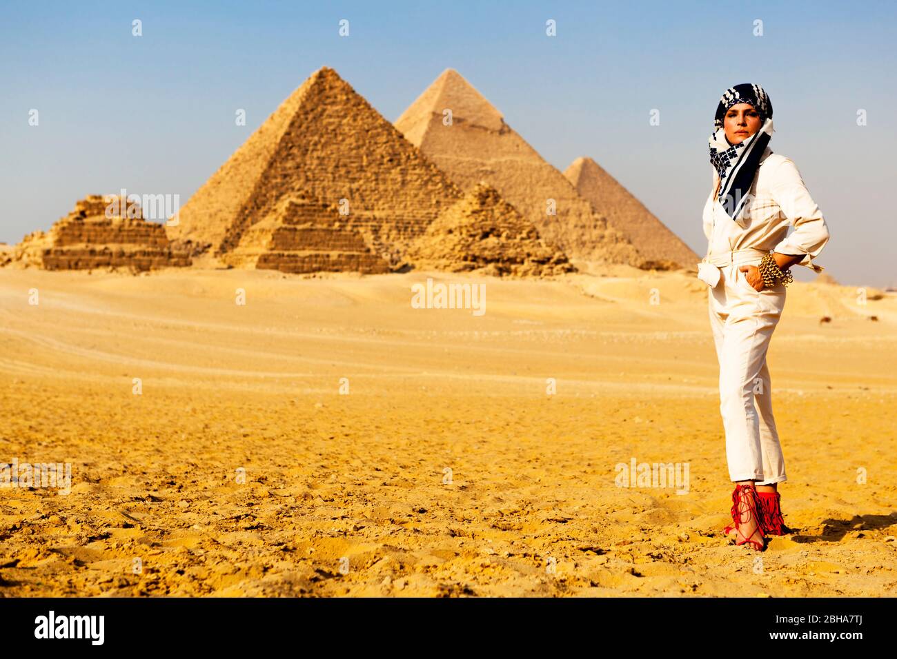 Cairo, Giza, Egypt, pyramids, woman Stock Photo - Alamy