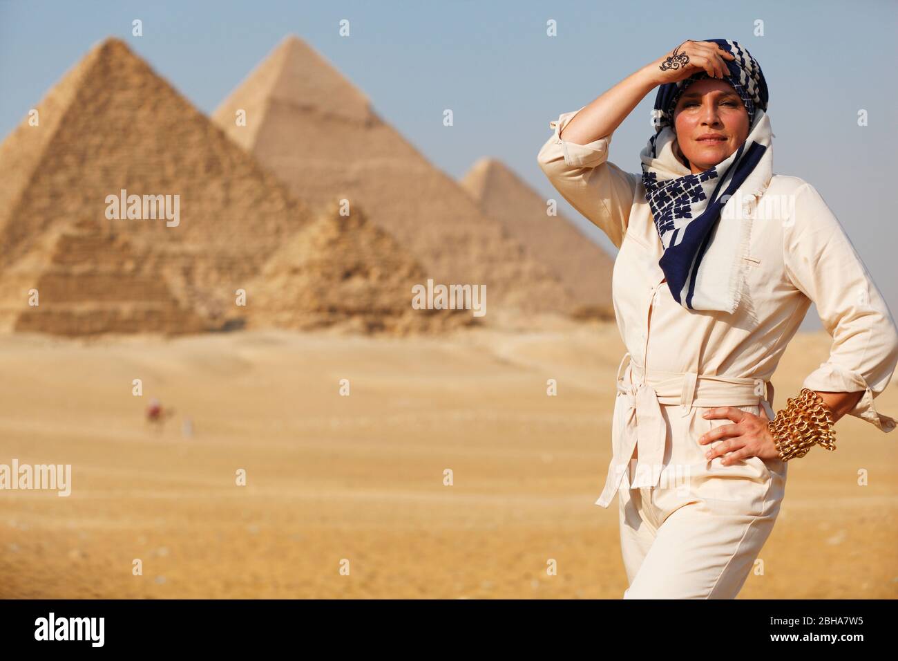Cairo, Giza, Egypt, pyramids, woman Stock Photo - Alamy