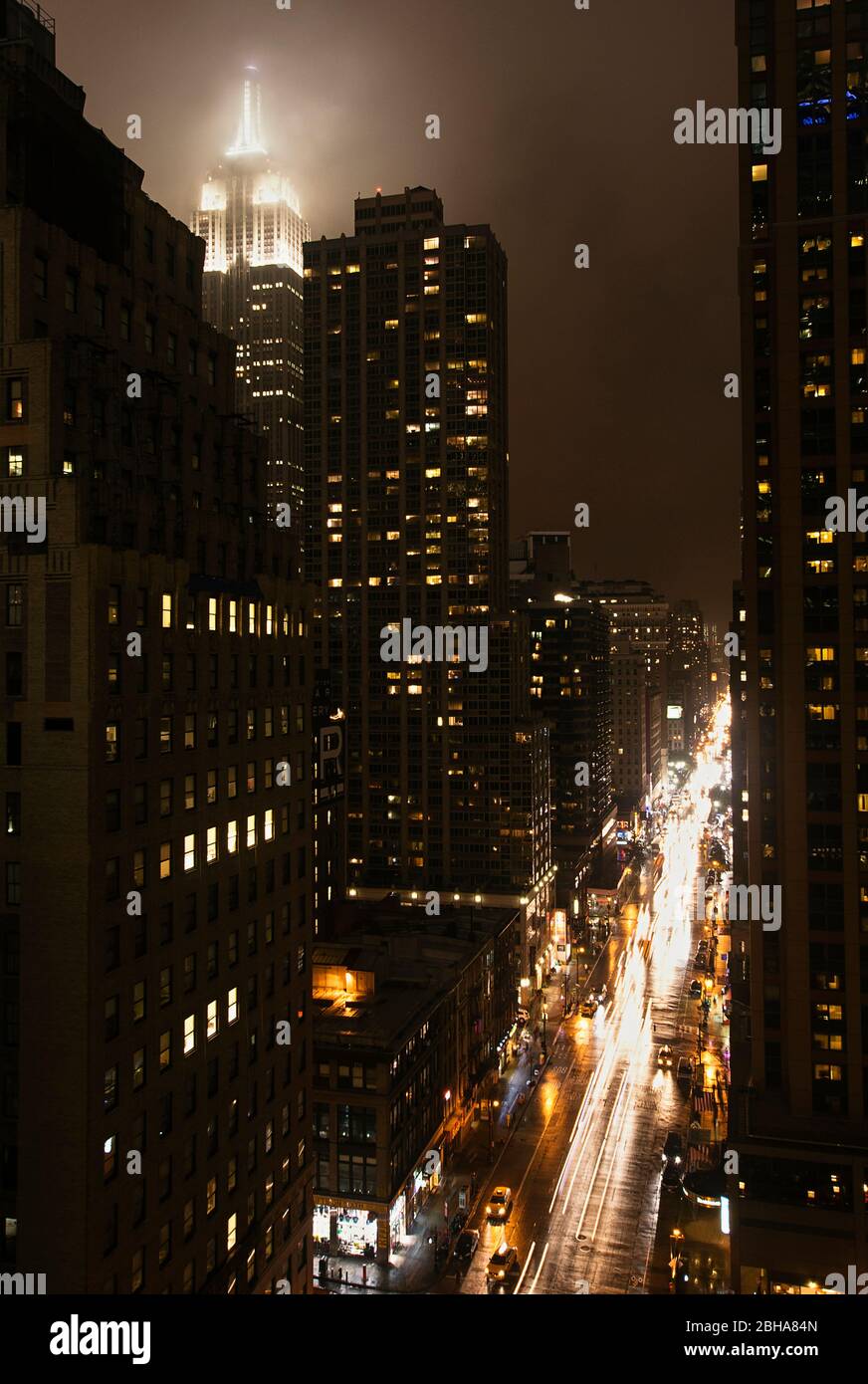 New york night skyline vertical hi-res stock photography and images - Alamy