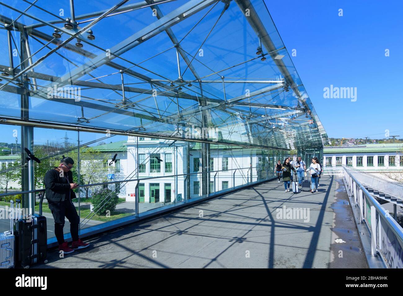 Vienna, Vienna: station Vienna Hütteldorf, pedestrian bridge Hackinger ...
