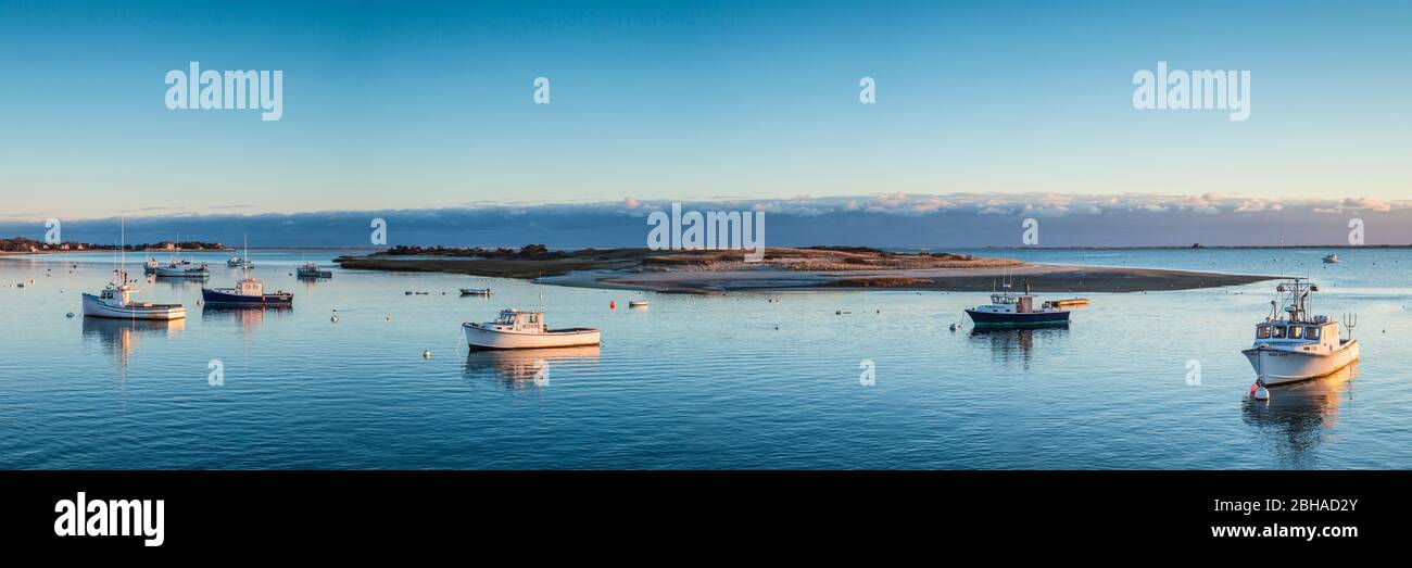 USA, New England, Massachusetts, Cape Cod, Chatham, Chatham Harbor ...